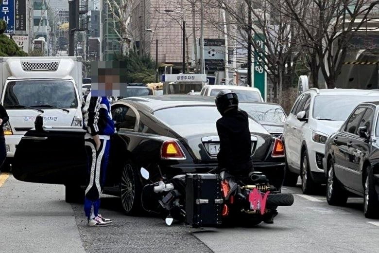하필 롤스로이스와 충돌한 오토바이 배달원 - 에누리 쇼핑지식 자유게시판
