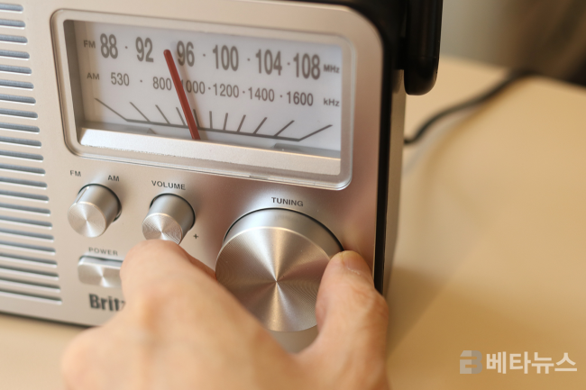 라디오를 제대로 즐기자, 레트로 휴대용 라디오 ‘브리츠 BZ-R931’ - 에누리 쇼핑지식 뉴스
