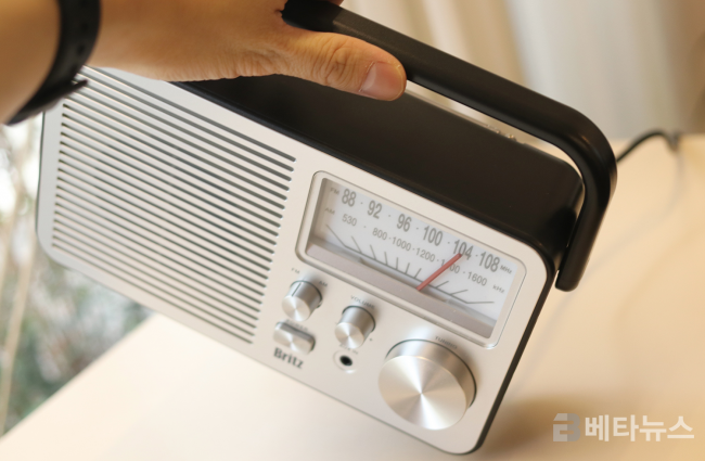 라디오를 제대로 즐기자, 레트로 휴대용 라디오 ‘브리츠 BZ-R931’ - 에누리 쇼핑지식 뉴스