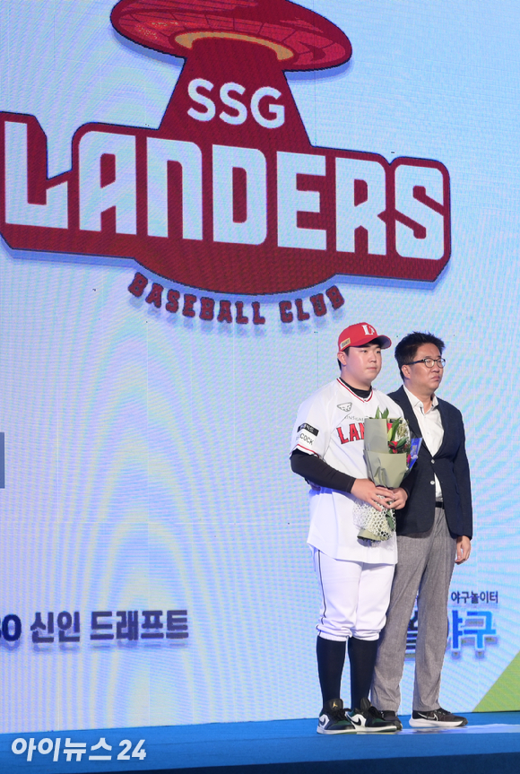 SSG, 2023 신인 선수 11명 계약 완료 1R 이로운 2억5천만원 사인 - 에누리 쇼핑지식 뉴스